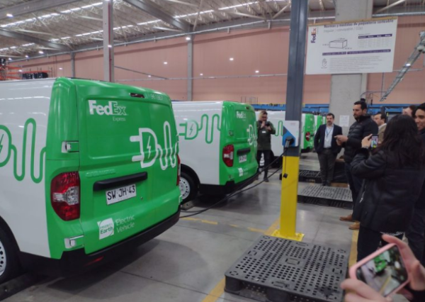Chile: FedEx presenta primeros vehículos eléctricos en alianza con ...