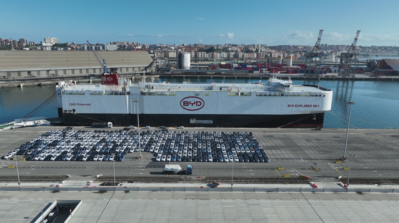 1.000 unidades del BYD Seal U DM-i llegan a España en el mega barco del ...